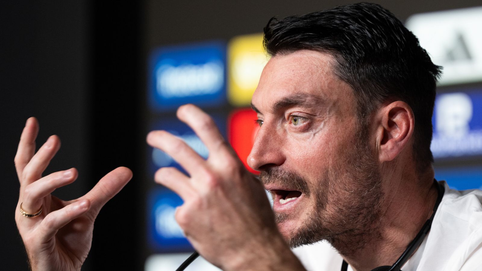 Albert Riera als Trainer von Eintracht Frankfurt vorgestellt | Fußball ...