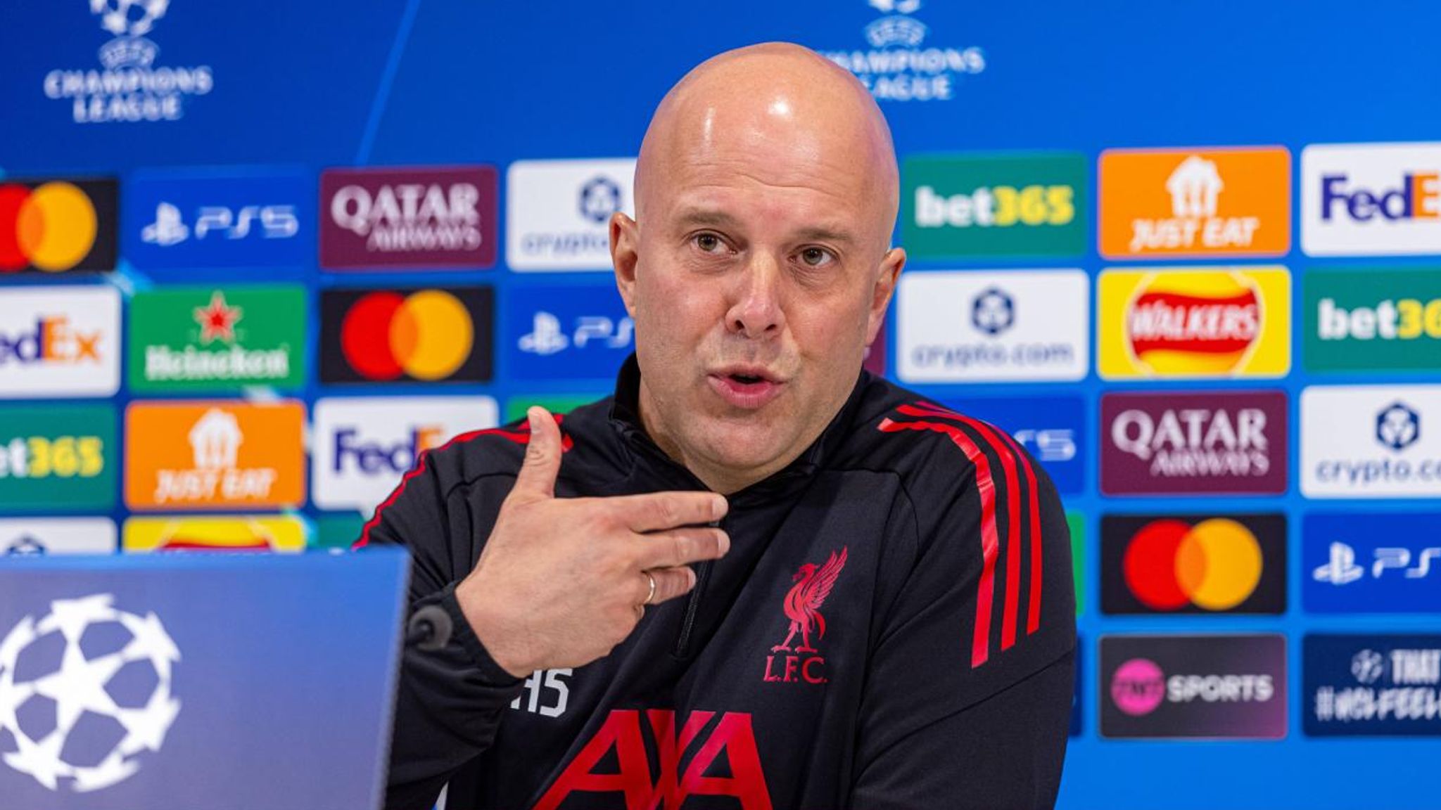 Liverpool-Trainer Arne Slot spricht über Kritik vor Champions-League ...