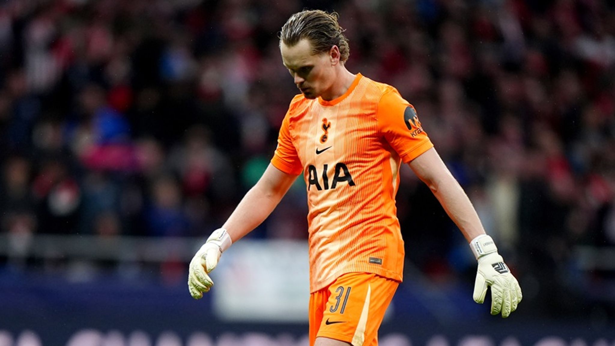 Tottenham-Torhüter Antonin Kinsky bei CL-Debüt nach zwei Fehlern ...