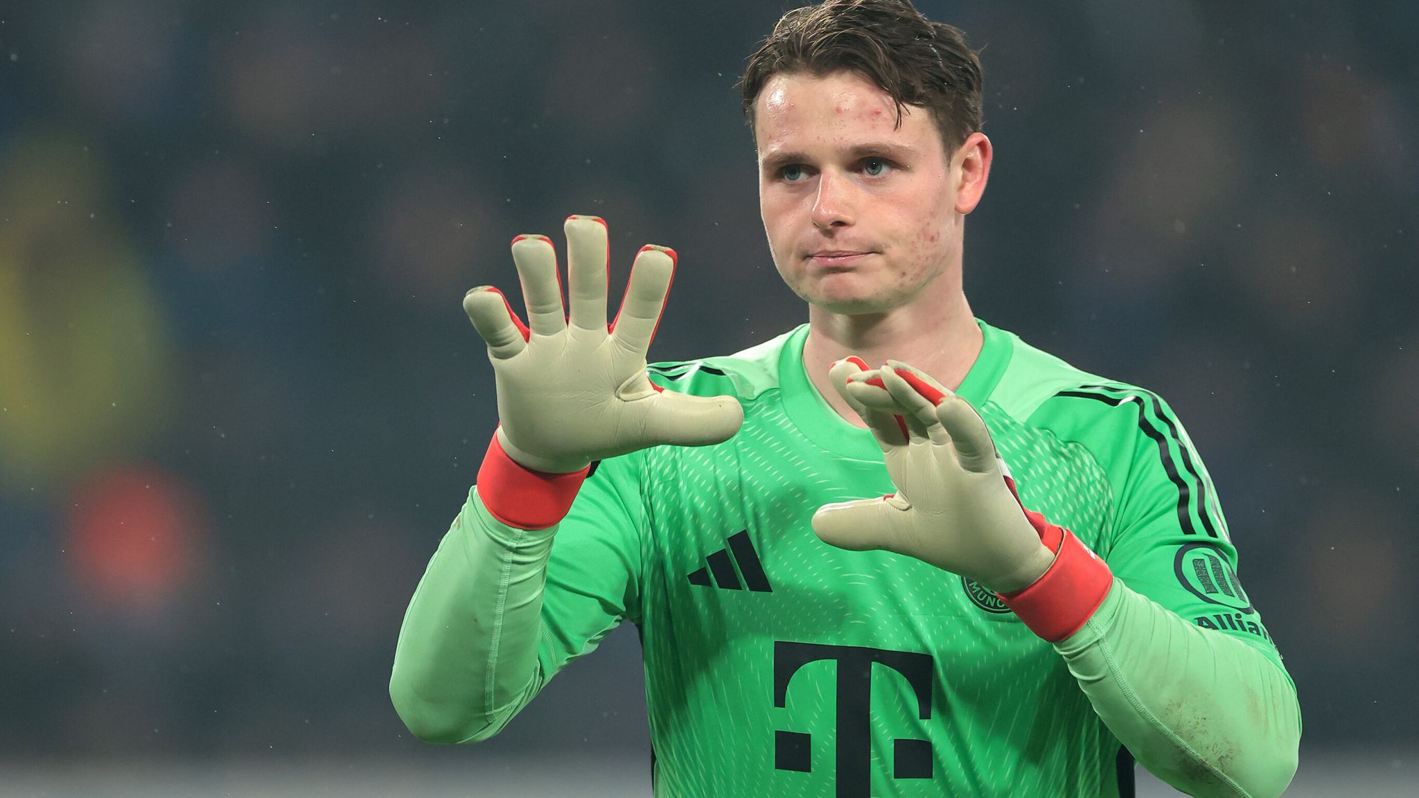 Jonas Urbig steht in der Champions League gegen Bergamo im Bayern-Tor ...