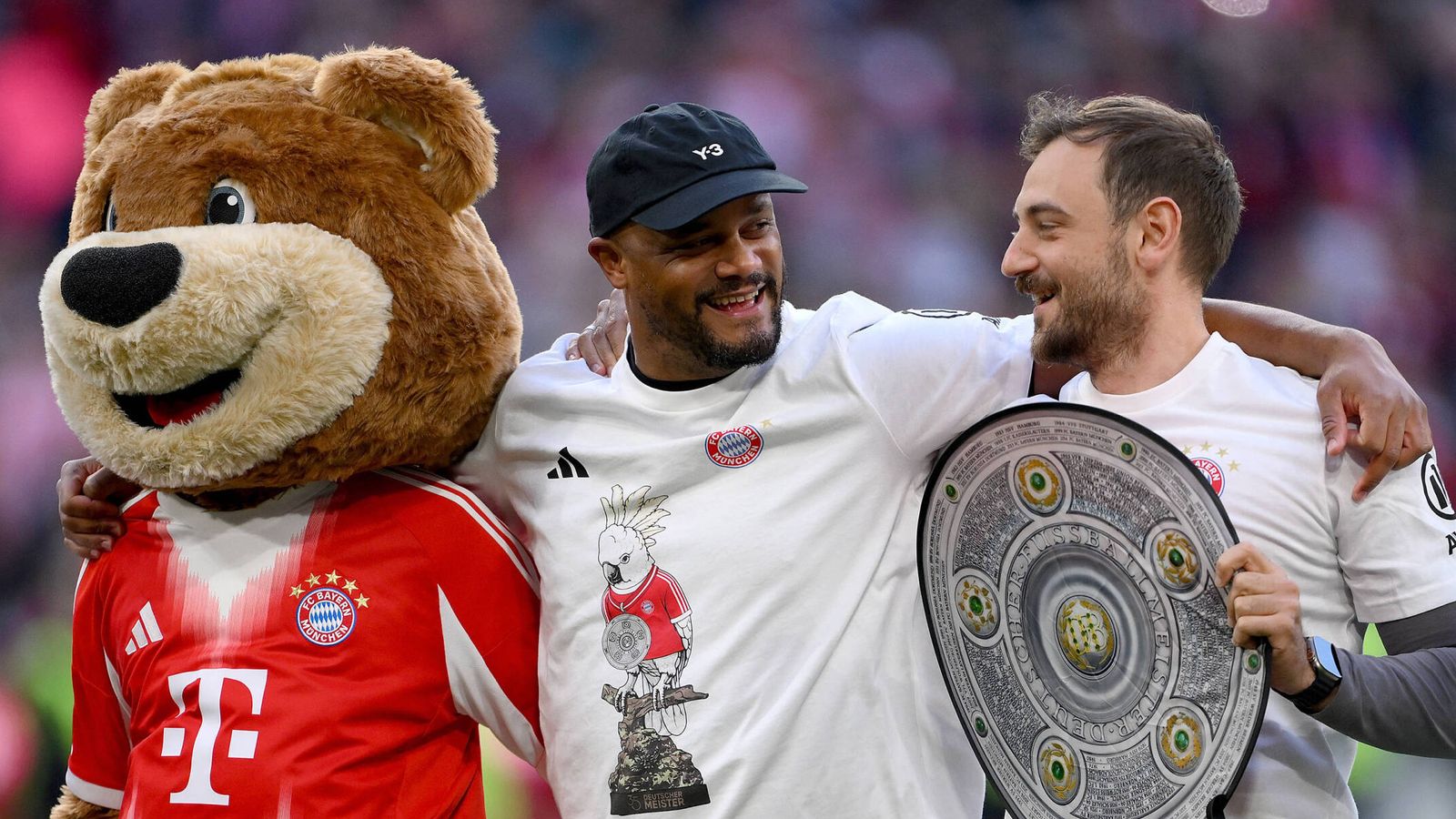 Vincent Kompany spricht in der Kabine nach der Meisterschaft zu den ...