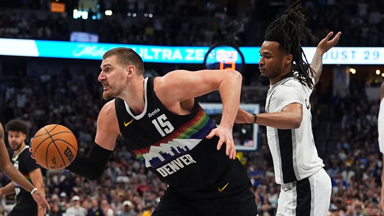 Denver Nuggets gewinnen gegen die San Antonio Spurs durch den ...