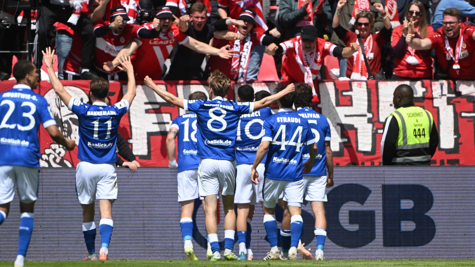 Energie Cottbus steigt in die 2. Bundesliga auf - Rot-Weiss Essen ...