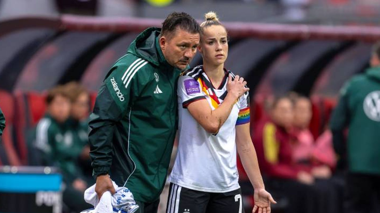 FC Bayern-Spielerin Giulia Gwinn wurde an der Schulter operiert ...