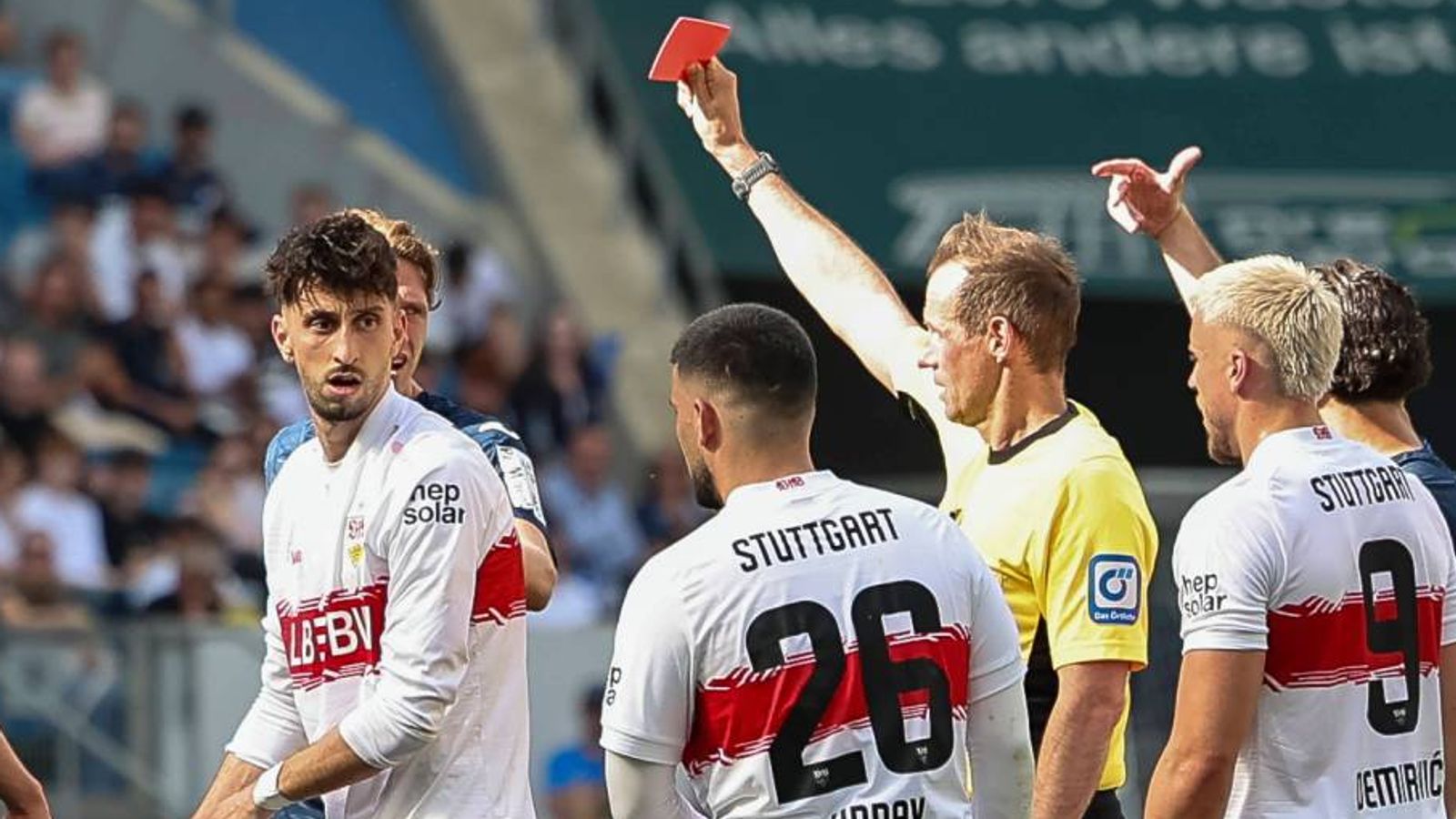 Stuttgart-Kapitän Atakan Karazor verpasst nach einer roten Karte den ...