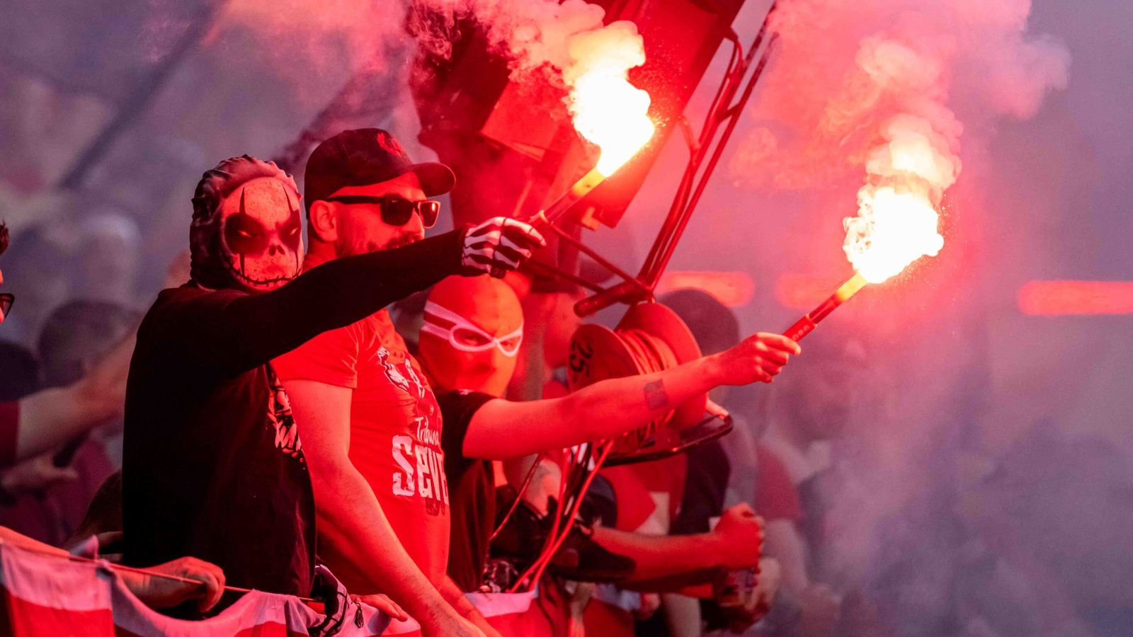 Pyro-Eklat bei Prager Derby: Spielabbruch statt Meisterfeier | Fußball ...