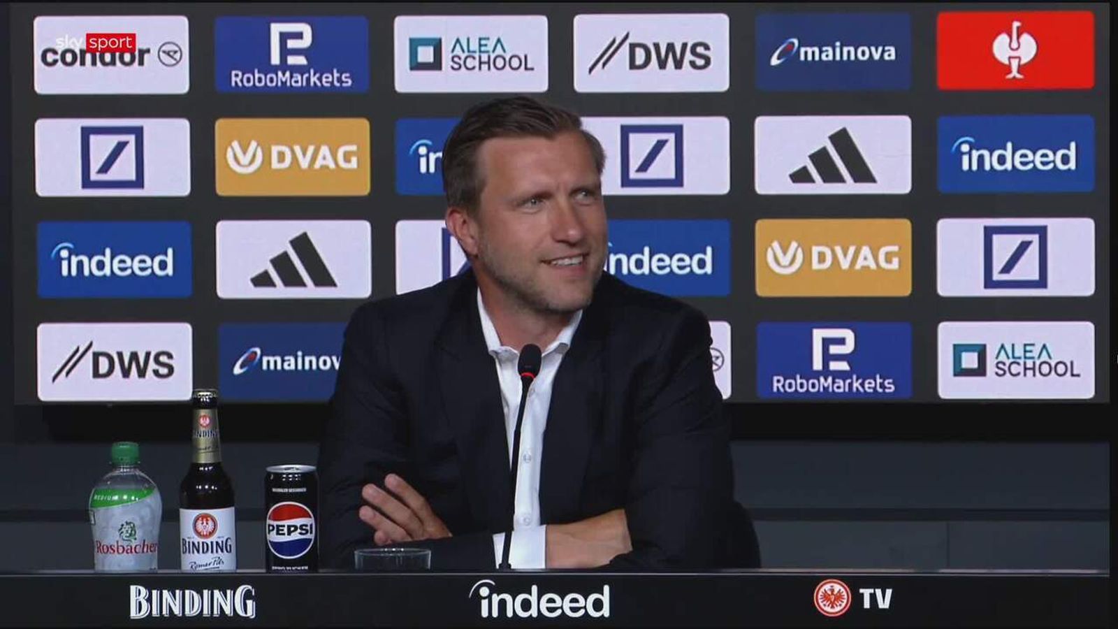 ''Mannschaftskasse normalerweise'' - Lacher auf Eintracht-PK | Fußball ...