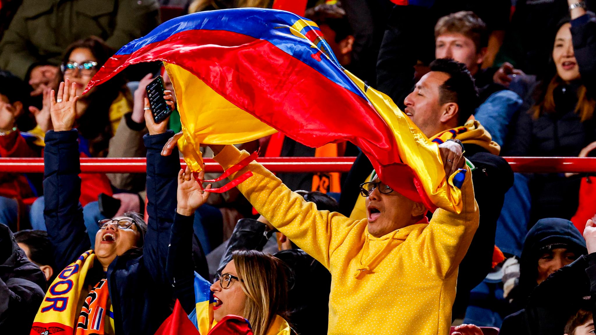 Ecuador-Präsident Daniel Noboa senkt die Bierpreise während der WM ...